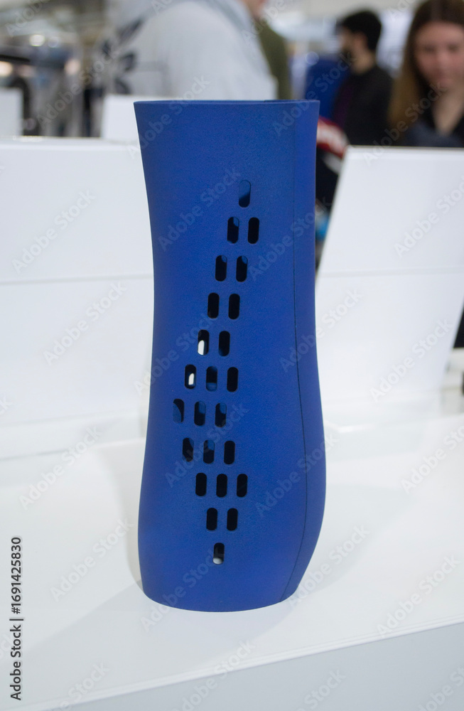 Foto de Stock Object printed on 3D printer from molten plastic powder ...