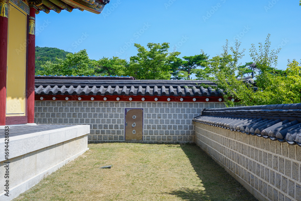 Korean style wall and roof, bukchon hanok villageTraditional Korean ...