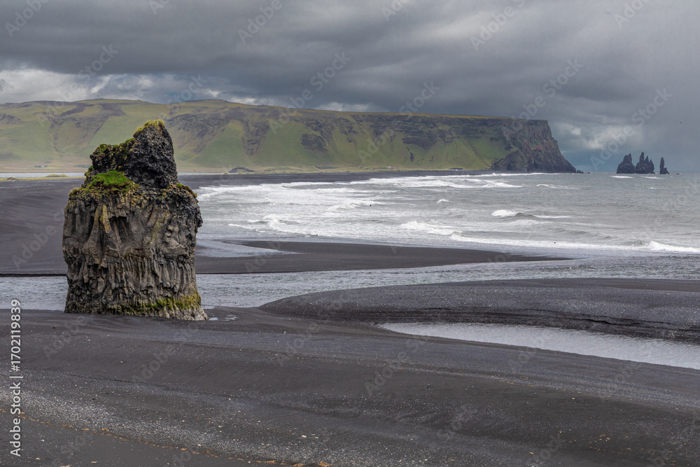 Vue sur la plage de Reynisfjara, la plage emblématique au sable noir ...
