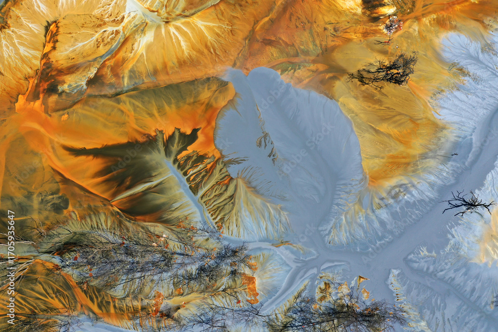 Foto de Stock Patterns of acid mine drainage in decanting lake, nature ...