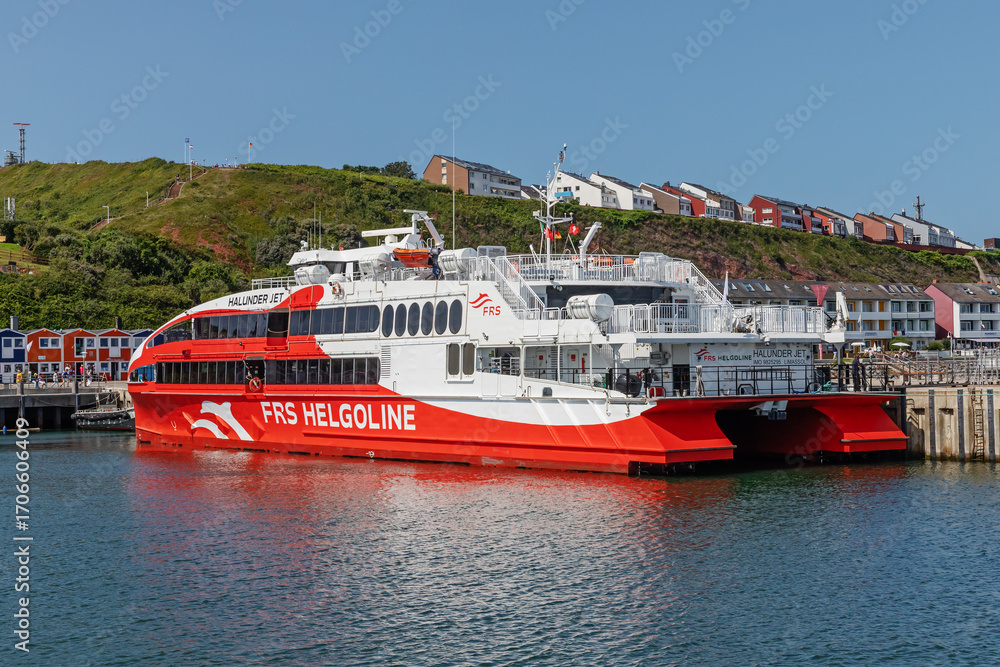 Der Katamaran Halunder Jet der FRS Helgoline, eine Schnellfähre, die ...