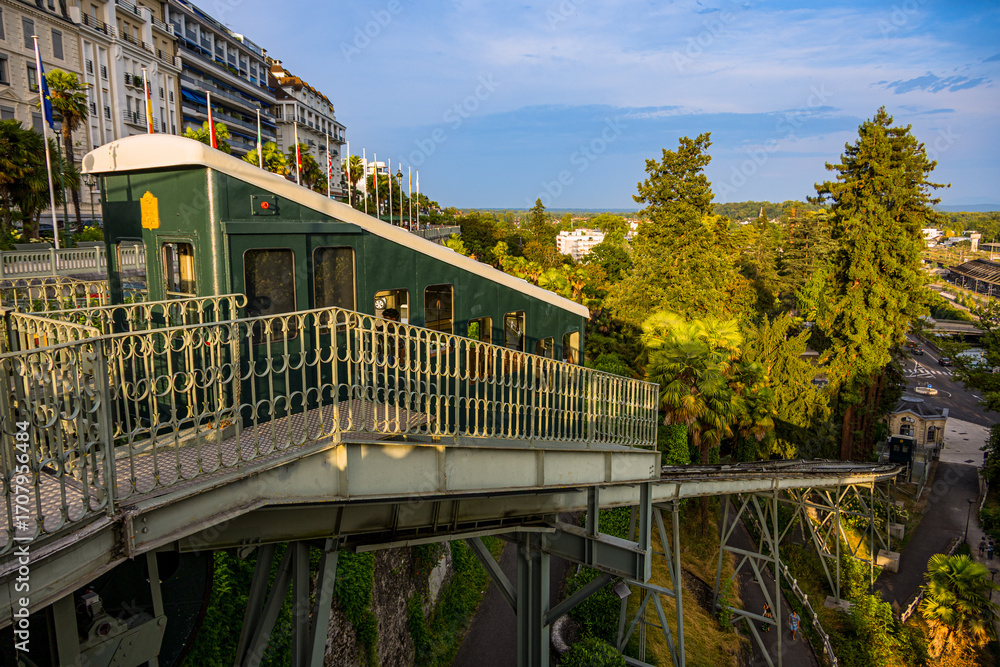 Le funiculaire de Pau dans les Pyrénées-Atlantiques en France vu depuis ...