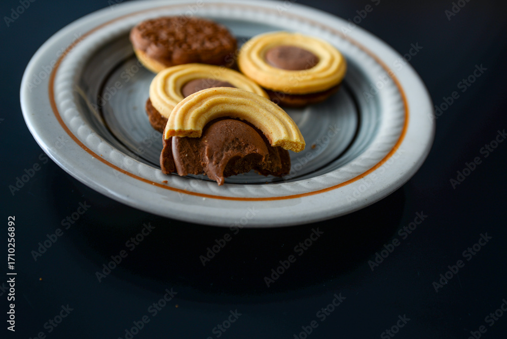 When you hold the biscuit called Noblice in your hand, you can't resist ...