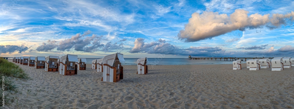 Zinnowitz – Strand mit Strandkörben und Pier, aufgenommen im September ...