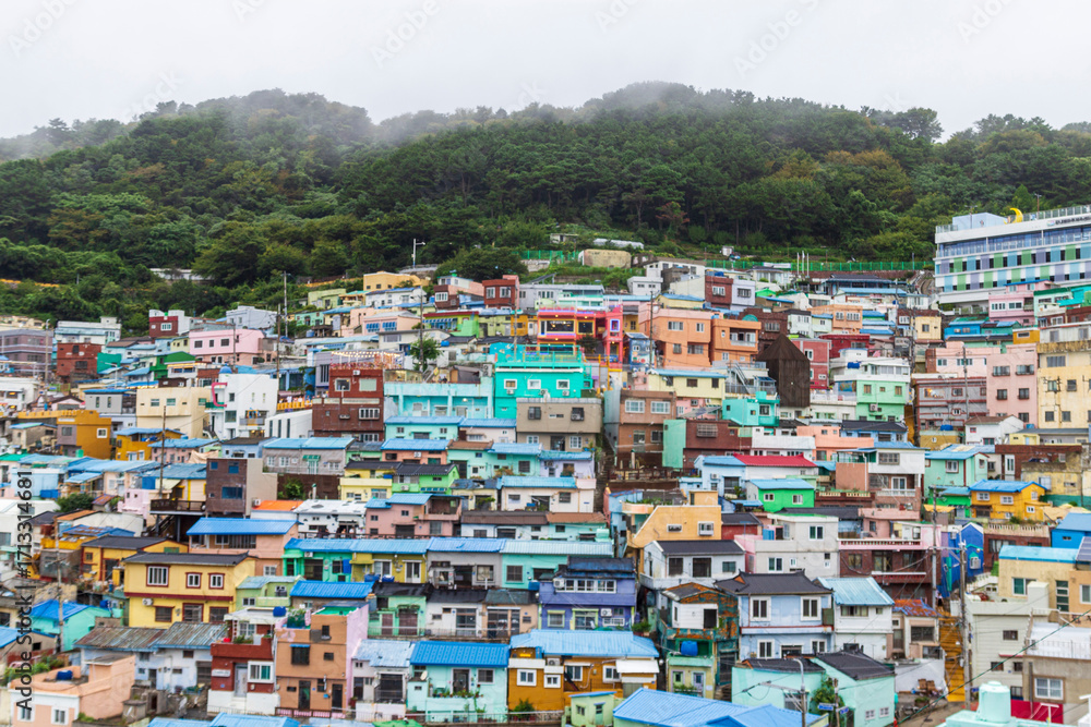 Foto de Stock Busan, South Korea - 01 Sep, 2025 - Colorful hillside ...