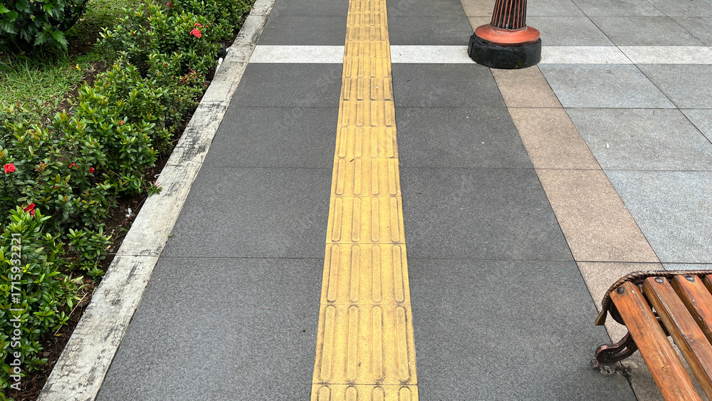 Foto Yellow tactile paving for blind guidance on pedestrian sidewalk ...