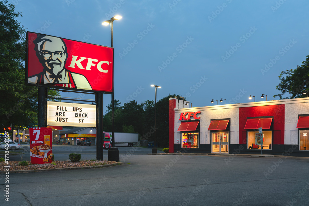 New Hartford, NY - Aug 6, 2025: Wide night view of KFC (Kentucky Fried ...