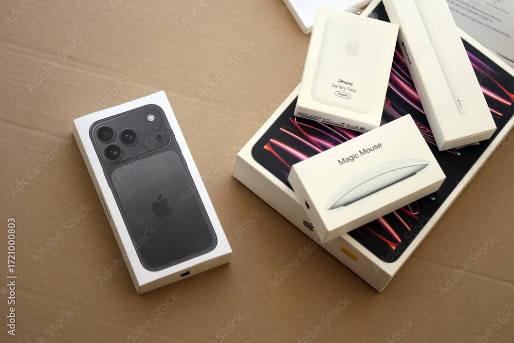 Stock-Foto „KYIV, UKRAINE - SEPTEMBER 21, 2025 Apple iPhone 17 Pro Max ...