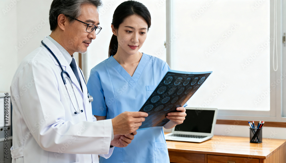 Foto de Stock Medical professionals reviewing brain MRI scans, doctor ...
