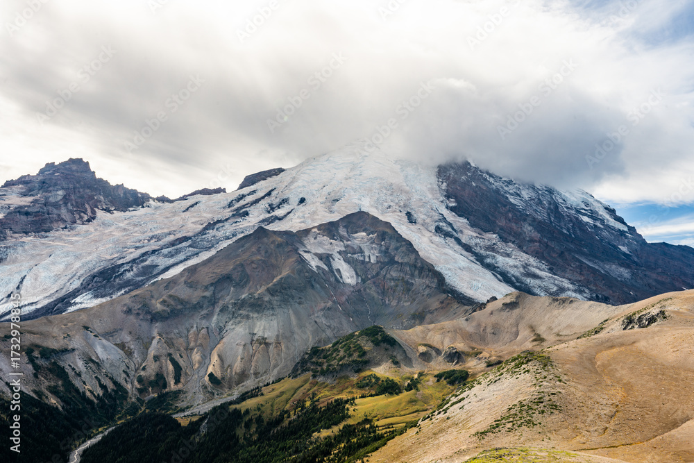 Mount Rainier National Park on the Sunrise side of the park in the fall ...