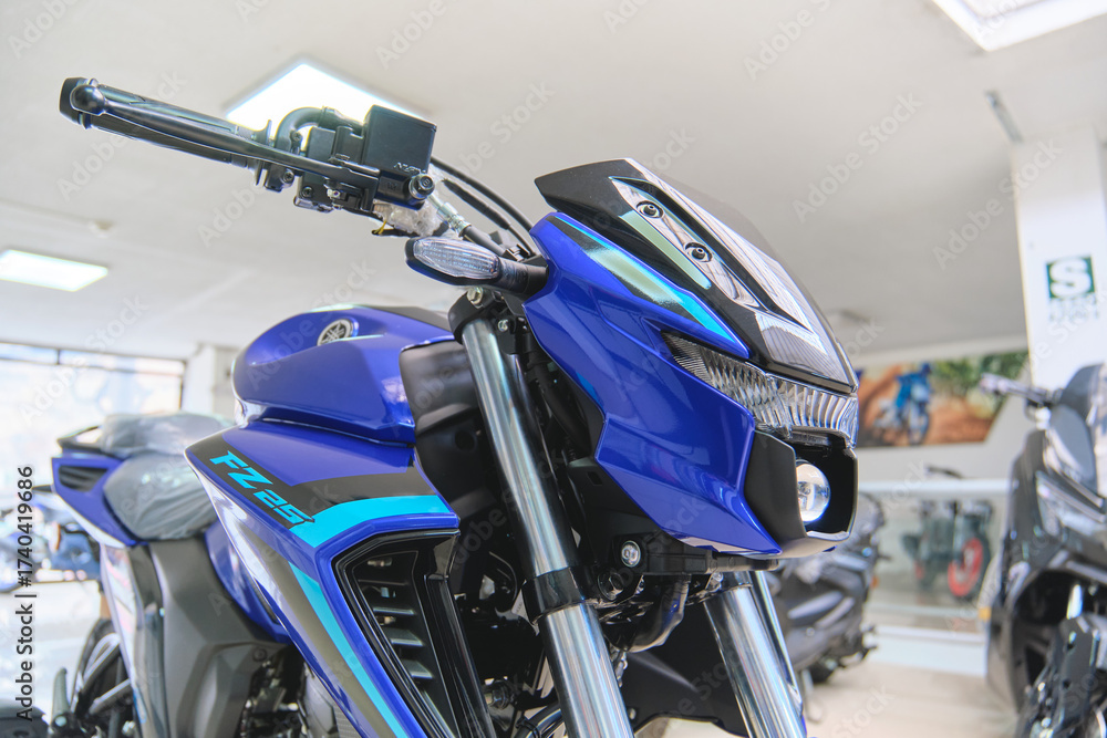 Lima peru sep 26 2025: Blue yamaha fz 25 motorcycles on display in a ...