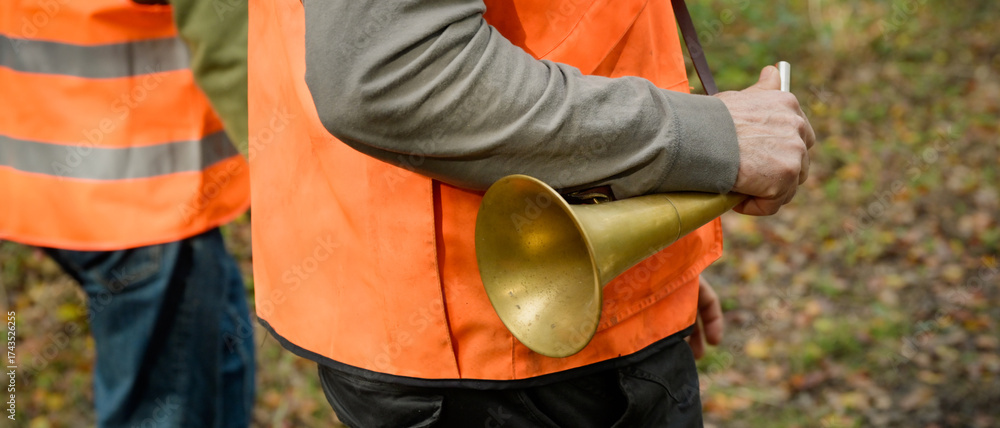 Cadrage serré sur la main d'un homme à la chasse qui tient une pibole ...