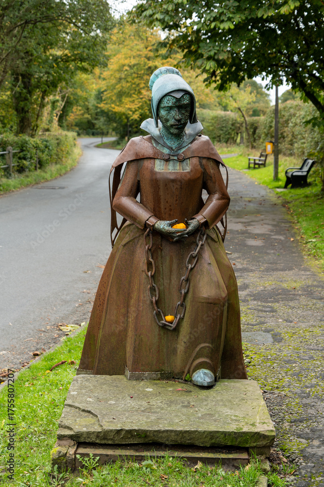Foto Roughlee, Lancashire, Oct 7 2025 – Weathered metal statue of Alice ...