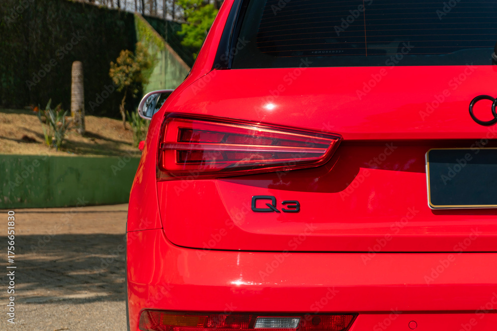 Foto de Stock Audi Q3 rear end taillight and model badge, red luxury ...