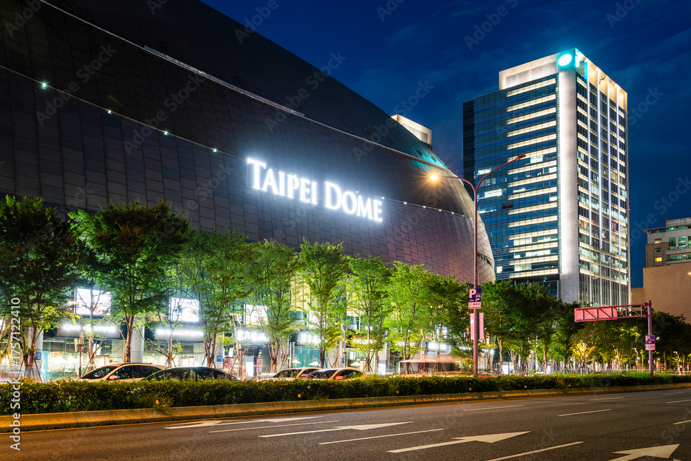 Stock-Foto „Taipei, Taiwan- August 21, 2025: Night view of the Taipei Dome in Taiwan, also known ...