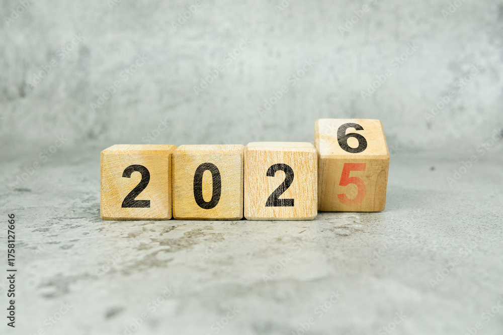 Stock-Foto „2026 Happy New Year. Wooden cube block change from 2025 to ...