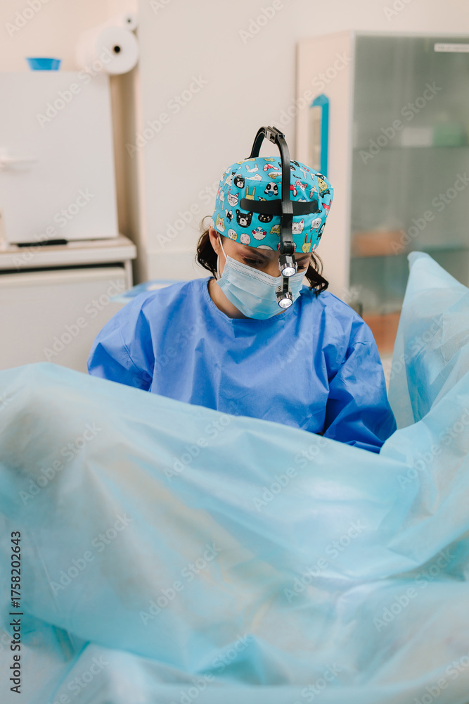 Foto de Stock Gynecologist performing IUD insertion. Intrauterine ...