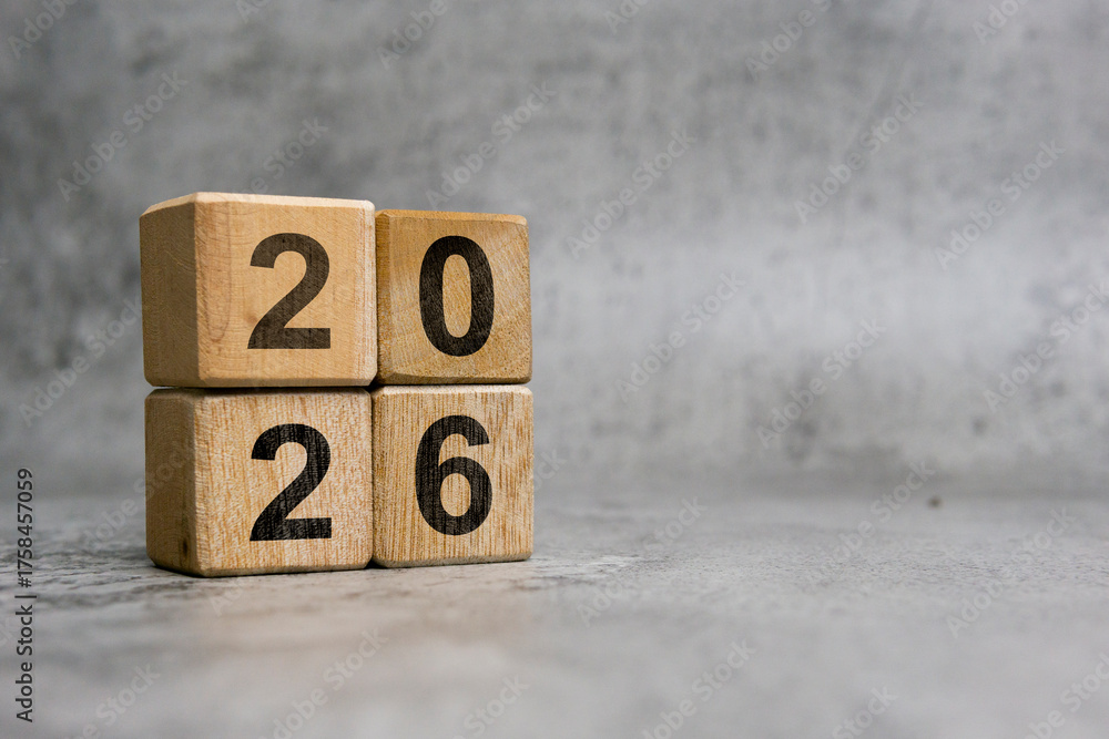 Zdjęcie bez tantiem: Wooden cube blocks with 2026 text on a gray ...