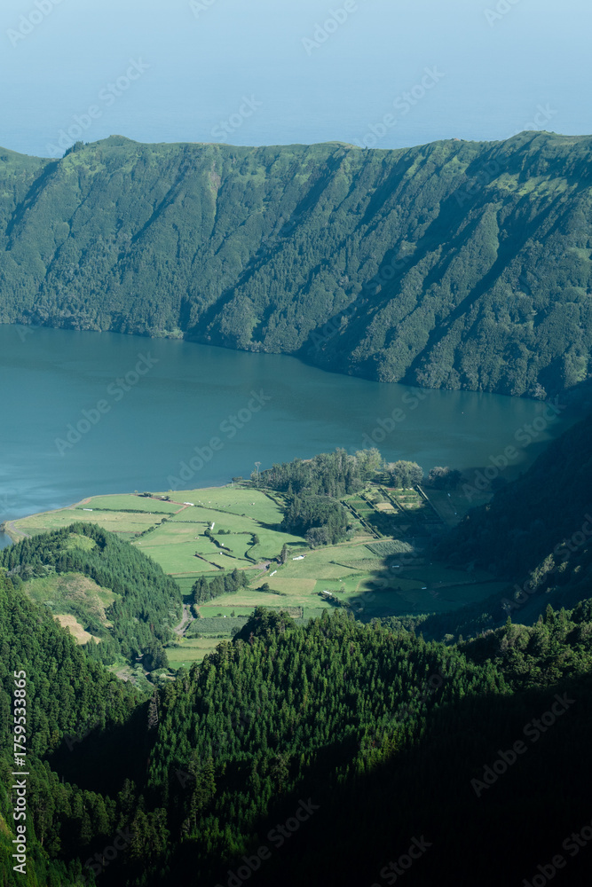 Стокове фото Vista de la Laguna de Sete Cidades y los campos en la isla ...