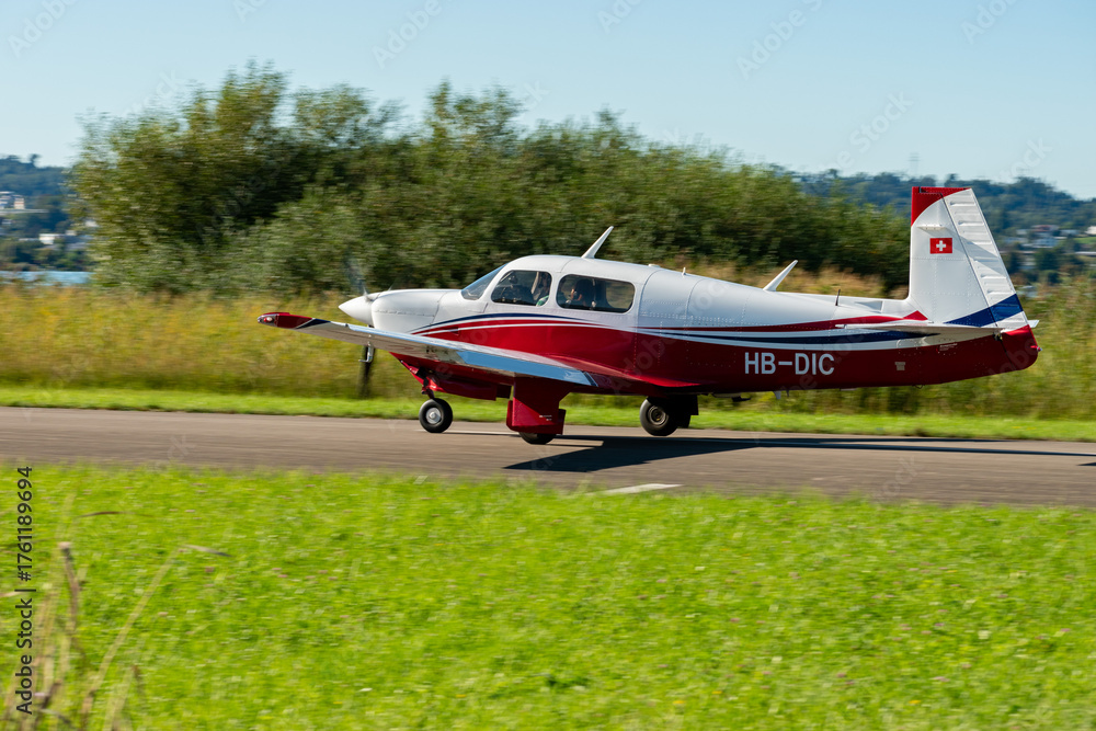 Foto de Stock HB-DIC Mooney M20P plane in Wangen in Switzerland 31.8. ...