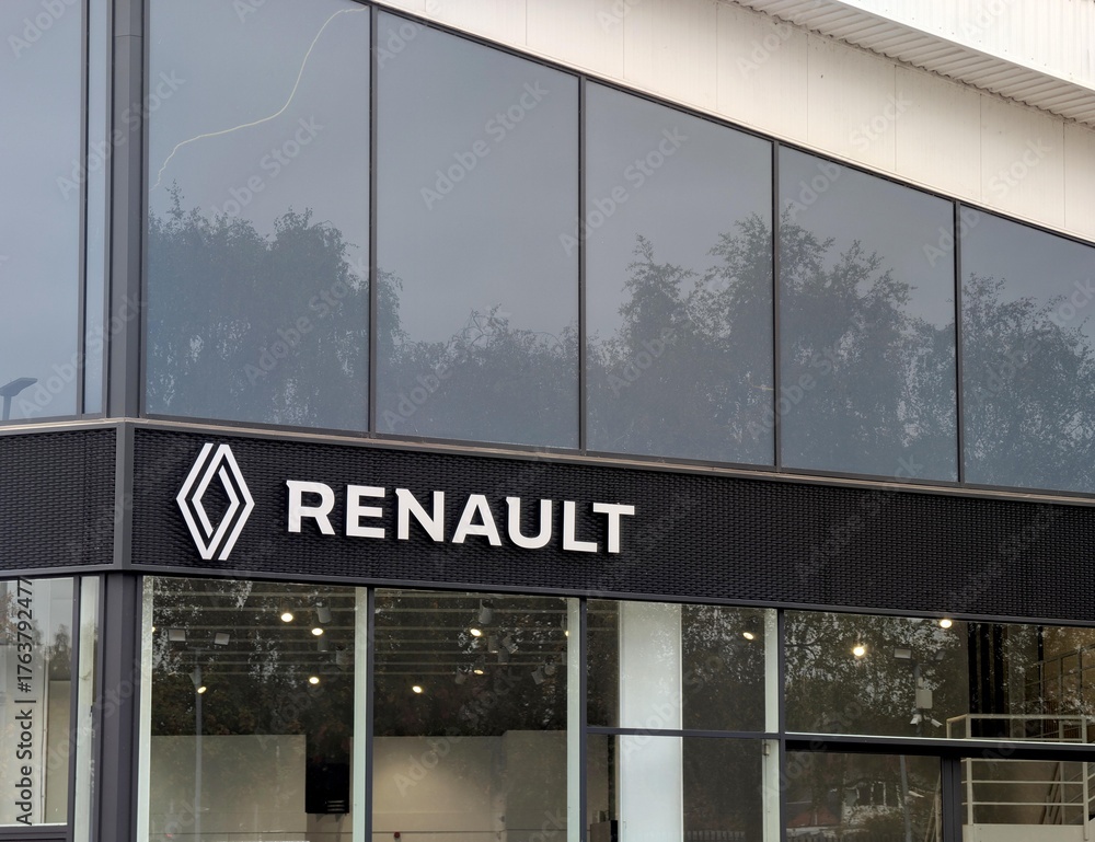 Leicester, England, UK - 20 October 2025: Modern corner of a Renault ...
