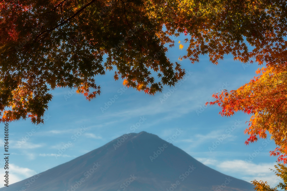 Photo Stock Fuji mountain and Kawaguchiko lake at sunset, Autumn seasons Fuji mountain at ...