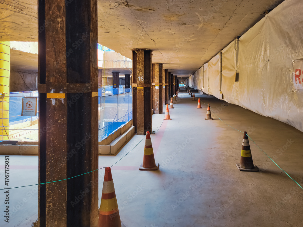 Zdjęcie bez tantiem: Underground construction corridor with steel ...