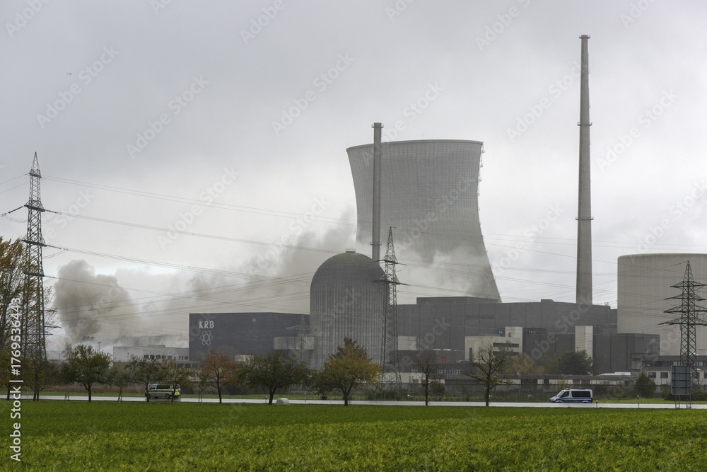 Demolition of the 160m high cooling towers of the disused Gundremmingen ...
