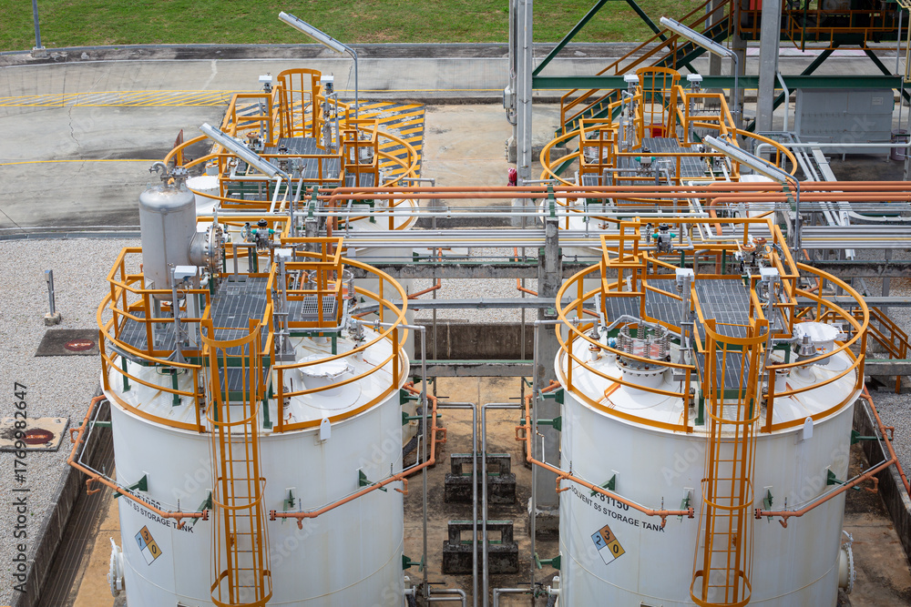 Foto de Stock Large chemical storage tanks equipped with measuring ...