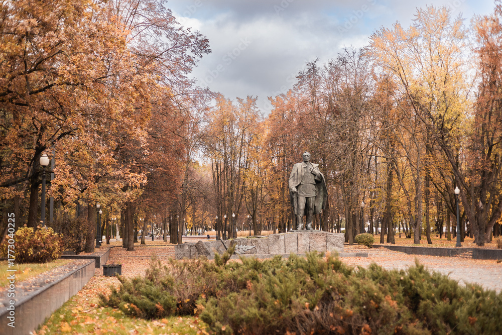Foto de Stock Autumn Park with Statue and Fall Foliage. Minsk, Belarus ...