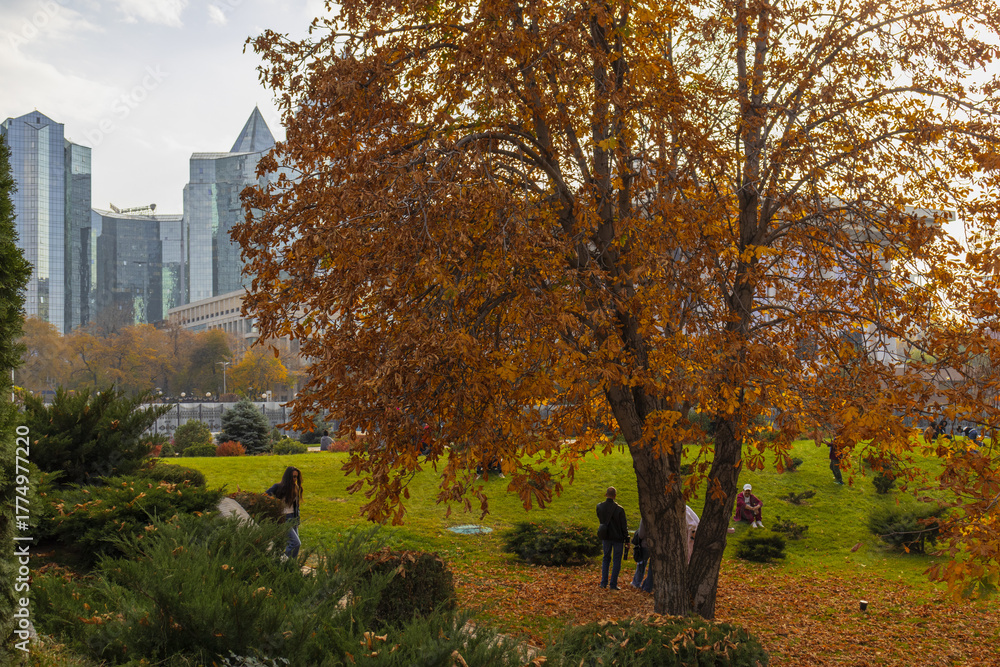 Foto de Stock 27 October 2025 Almatys new park, built on the site of ...