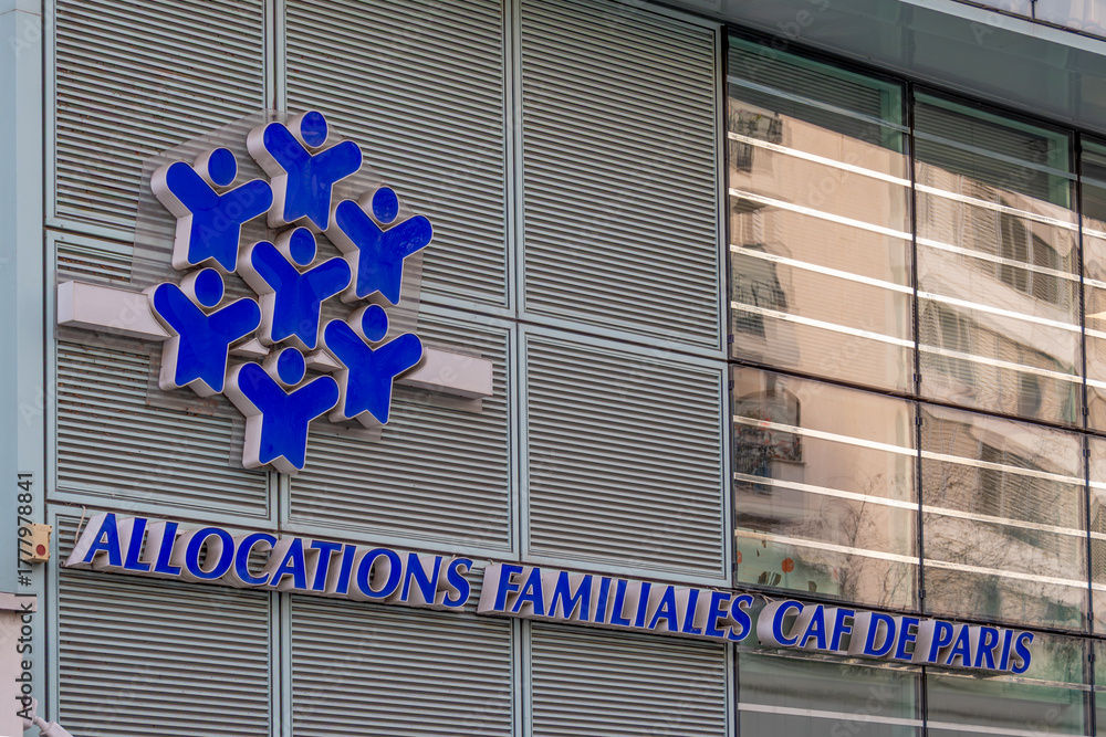 Paris, France - 4 novembre 2025: Enseigne et logo à l'entrée d'une agence de la Caisse d ...