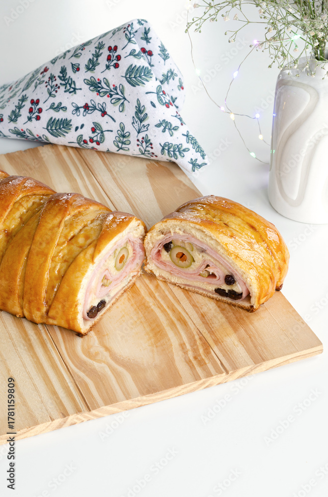 Foto de Stock Pan de jamón cortado, partido o picado en dos partes ...