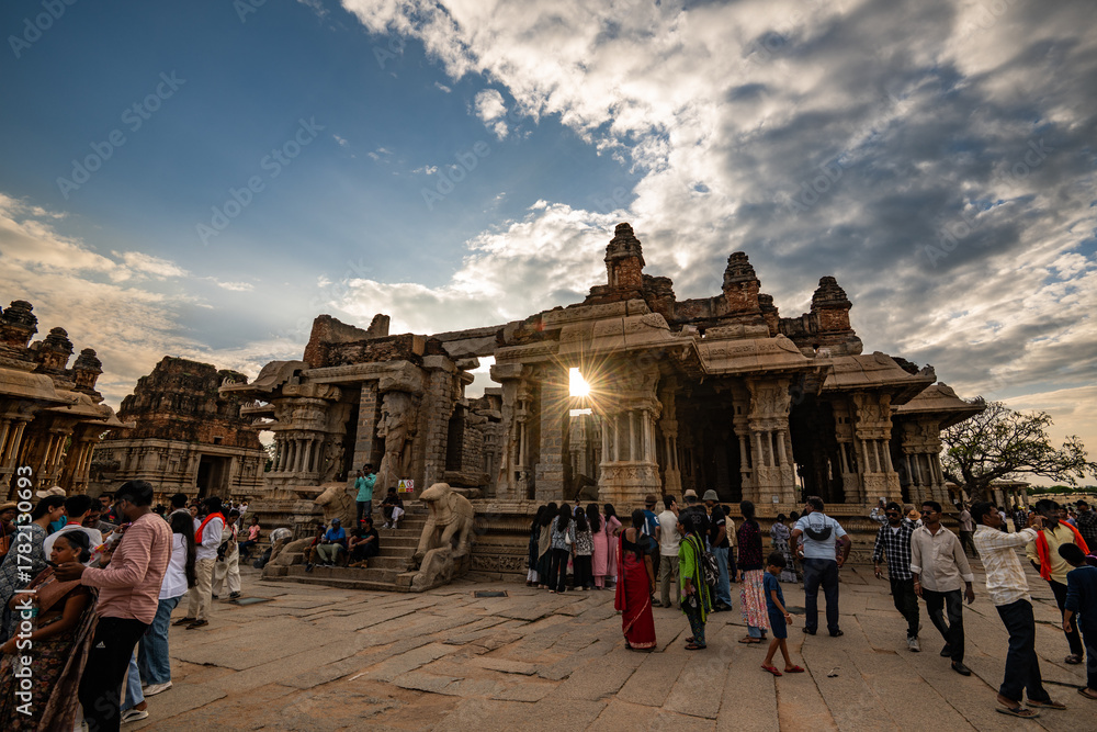 Stock-Foto „Hampi, India - 01 November 2025: View of the ancient Vijaya ...