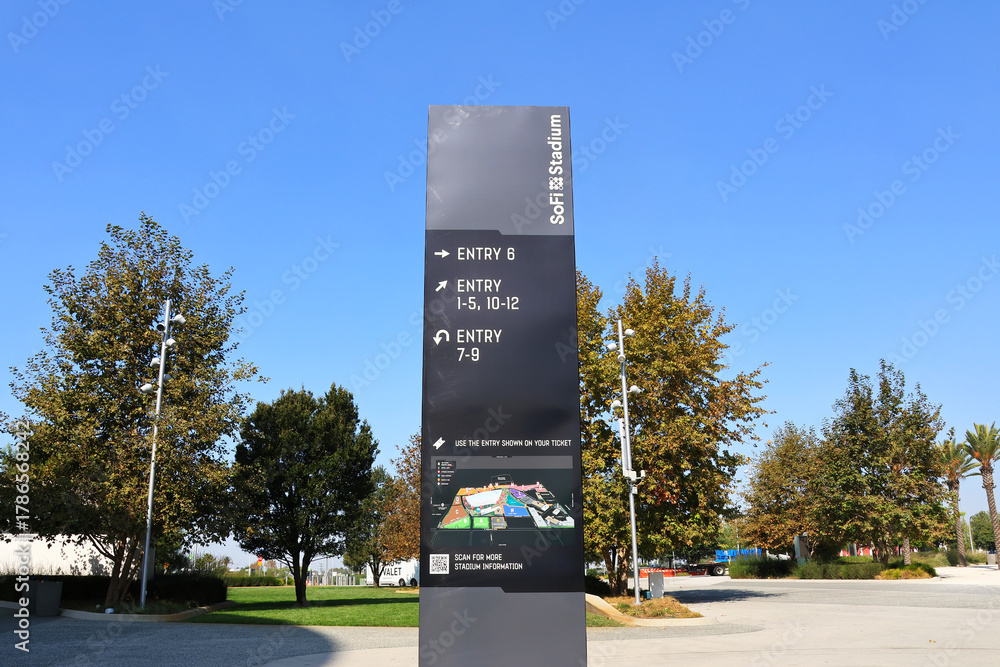 Foto de Stock Inglewood, California – October 24, 2025: Totem with ...