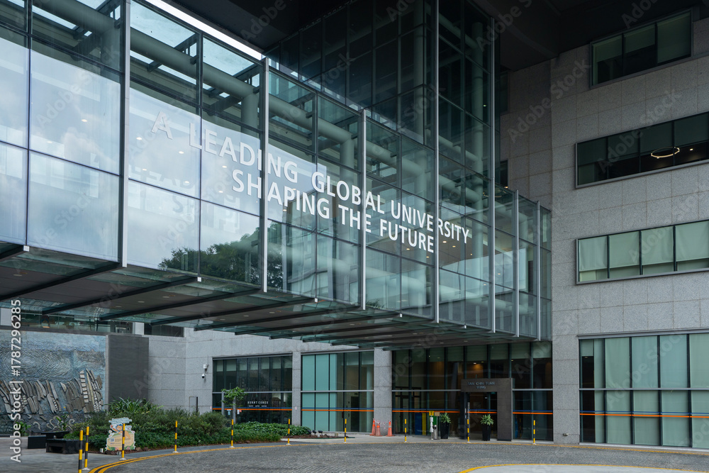 Foto de Stock Singapore - July 25, 2025: The entrance to the University ...