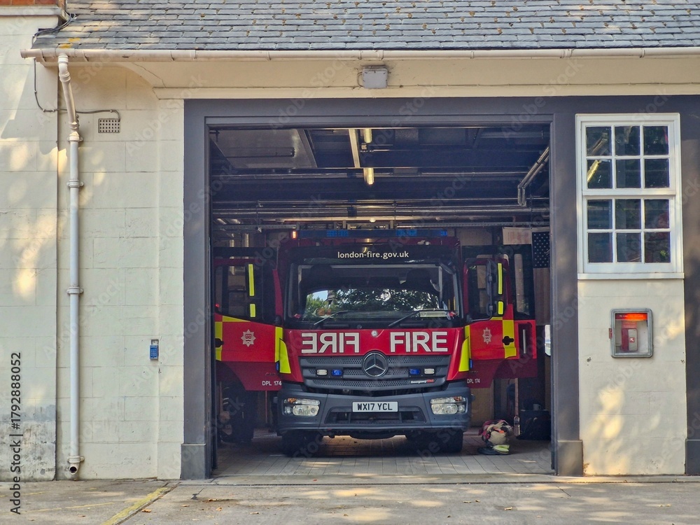 Foto de Stock LONDON, UK-JULY 14 2025 : A London Fire Brigade Mercedes ...