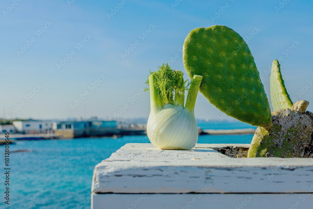 Finocchio con pala di fico d'india e mare sullo sfondo Stock Photo ...