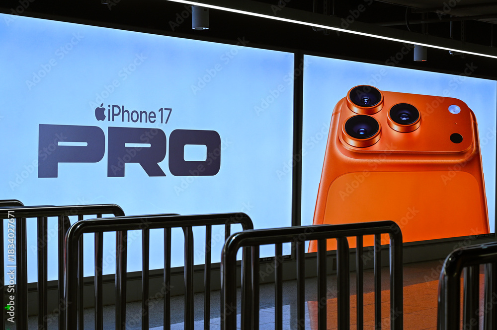 Foto de Stock SHANGHAI - NOV 20: Billboard with adv of new Iphone 17 ...