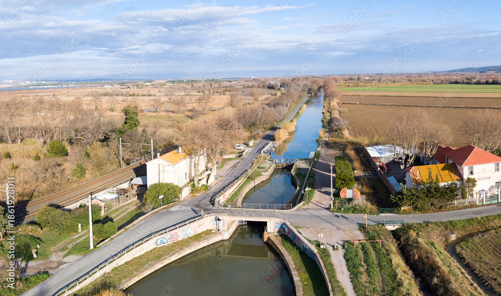 L'écluse de Mandirac sur le canal de la Robine entre Narbonne et Port ...