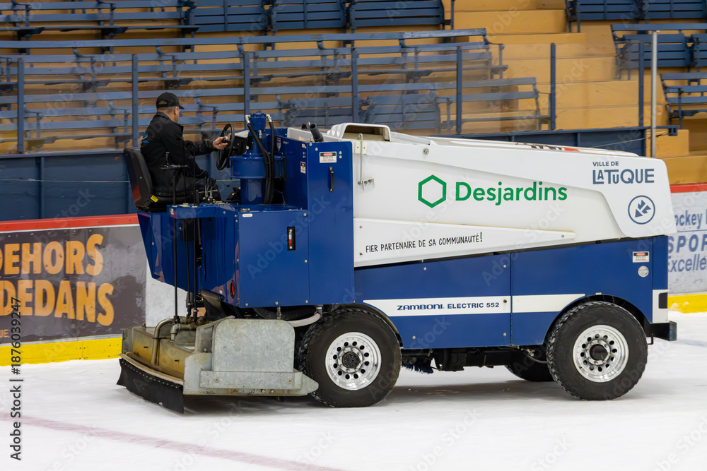 Stock-Foto „Canada, Quebec, 15 November 2025 : Man driving blue Zamboni ...