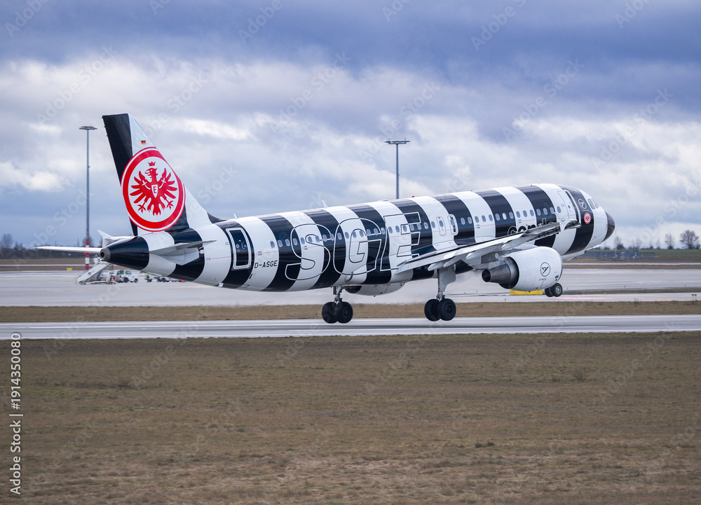 Foto de Stock PRAGUE, CZECH REPUBLIC – February 13, 2026: Condor Airbus ...
