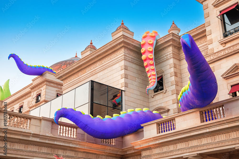 Foto de Stock 1 December 2025, Doha, Qatar: Inflatable giant octopus ...