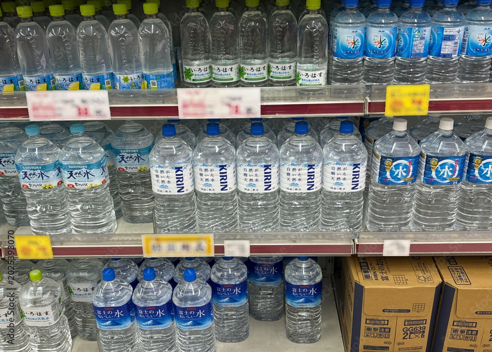 Foto 日本のスーパーマーケットに並んだ飲料水のコーナー do Stock | Adobe Stock