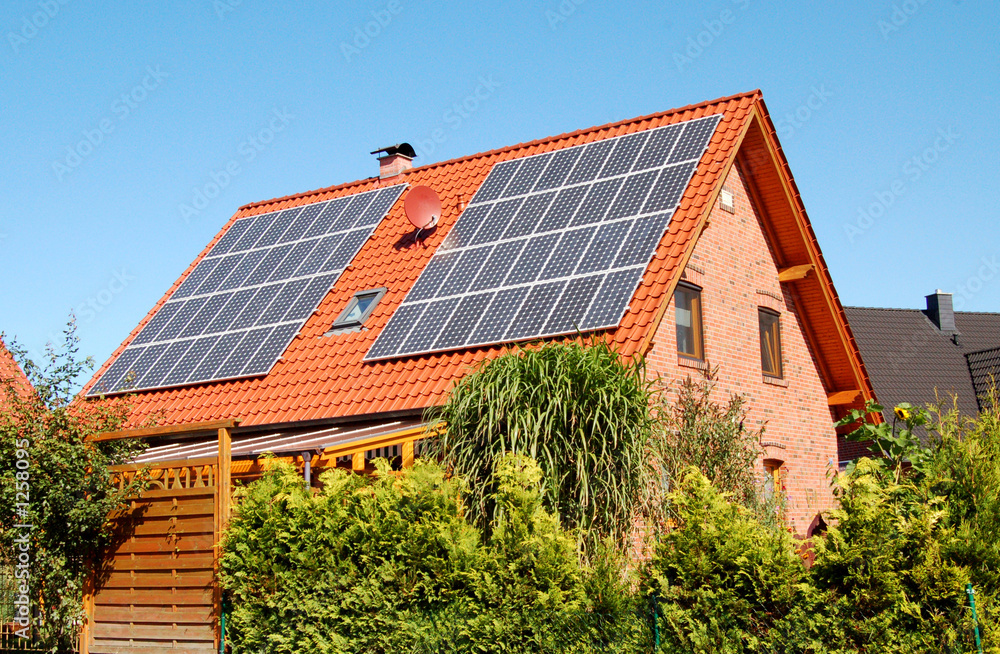 solarzellen an wohnhaus Stock Photo | Adobe Stock
