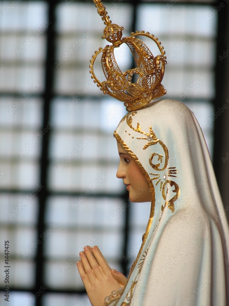 heilige maria betend in der kirche Stock Photo | Adobe Stock