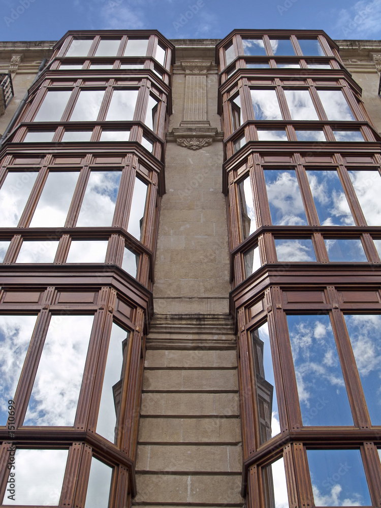 cielo azul reflejado en la ventana de un edific Stock Photo | Adobe Stock