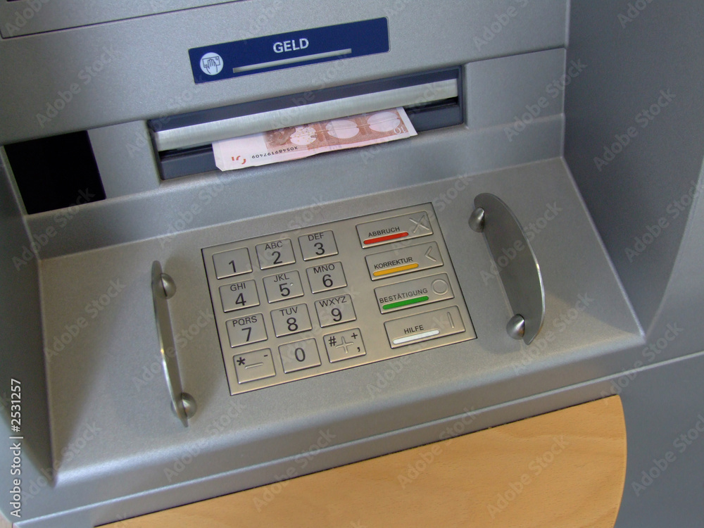 geldautomat mit geld Stock-Foto | Adobe Stock