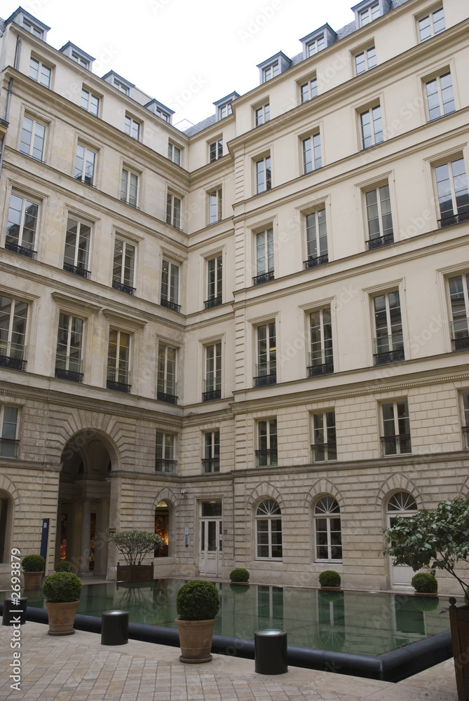 immeuble, cour interieure,paris,style, Photos | Adobe Stock
