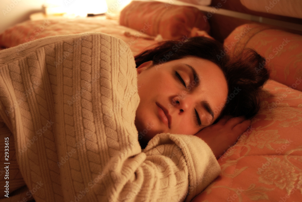 Foto Stock donna che dorme nel letto | Adobe Stock